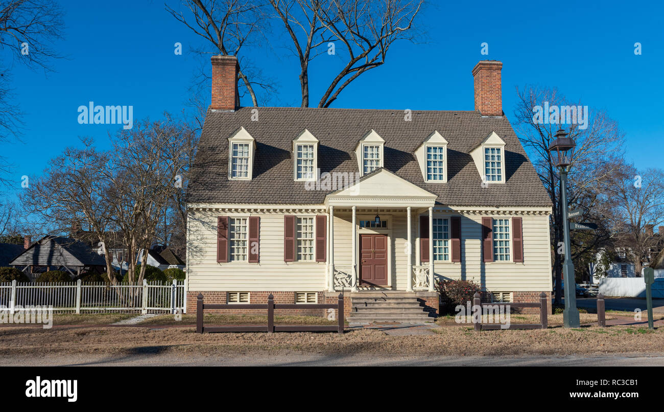 Williamsburg, VA, USA — Jan 10, 2019. Photo of a tan colored colonial ...