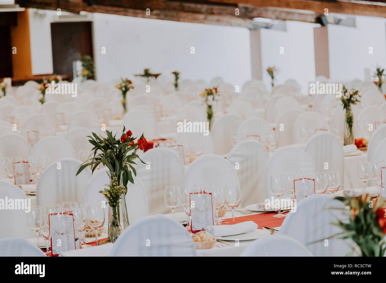 Empty banquet party hall hi-res stock photography and images - Alamy