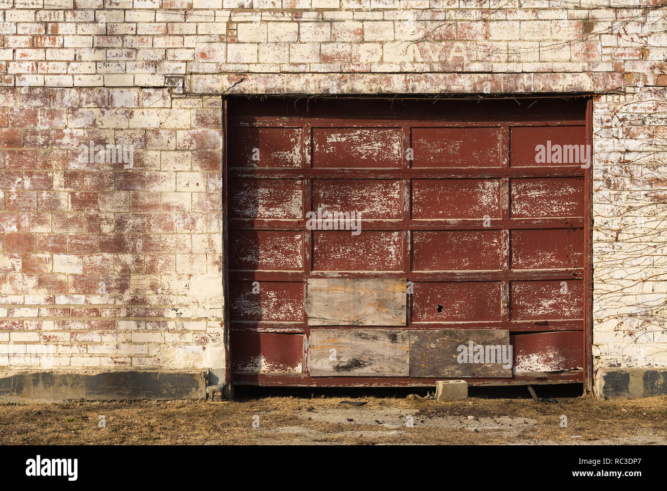 Old Midwest warehouse exterior in the afternoon light Stock Photo - Alamy