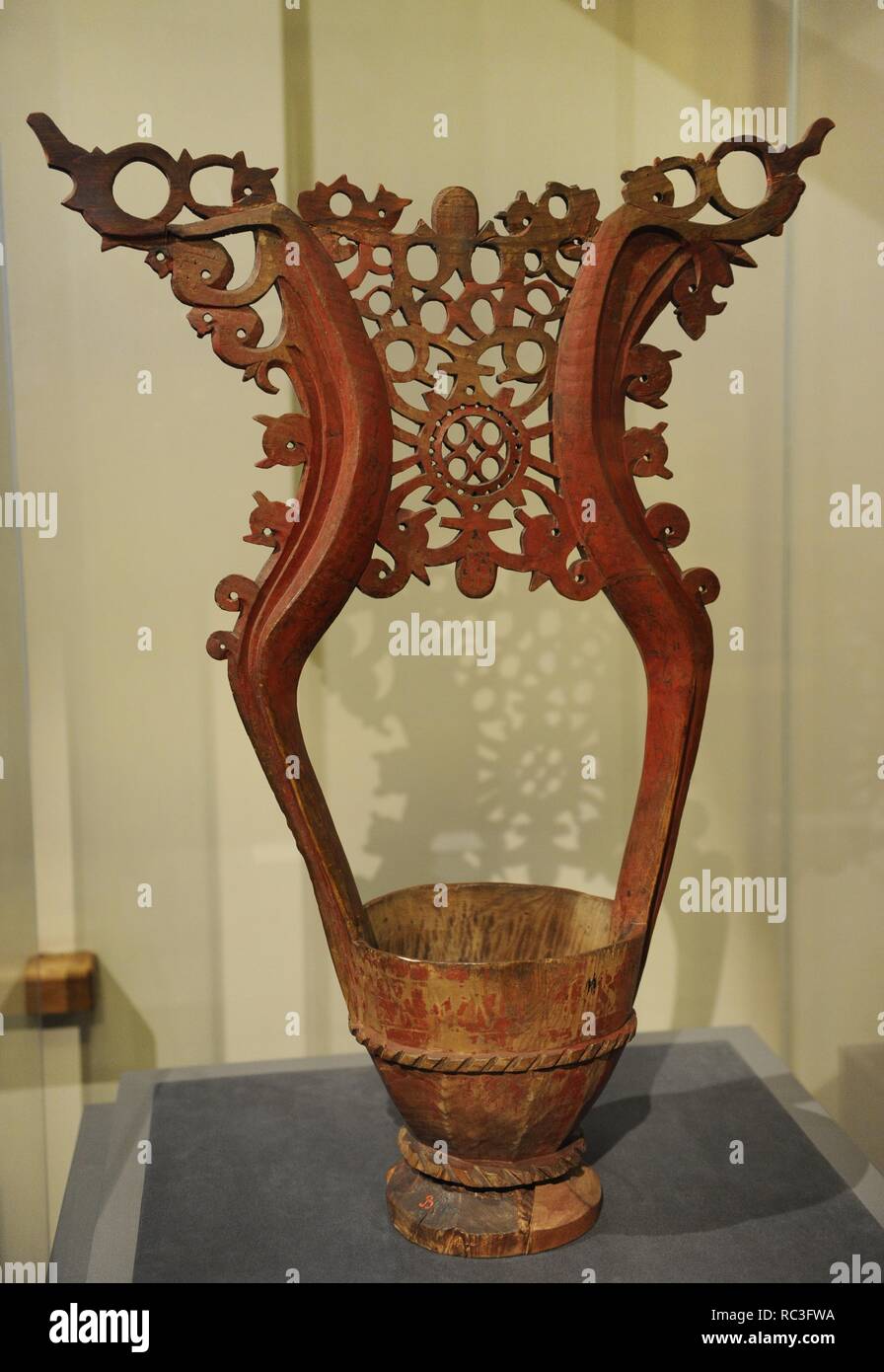 Medieval glass bottle 16th century hi-res stock photography and images ...