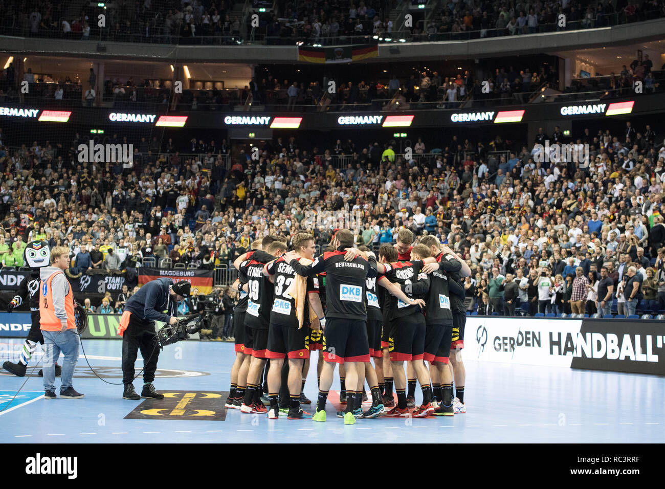 Home crowd hi-res stock photography and images - Alamy