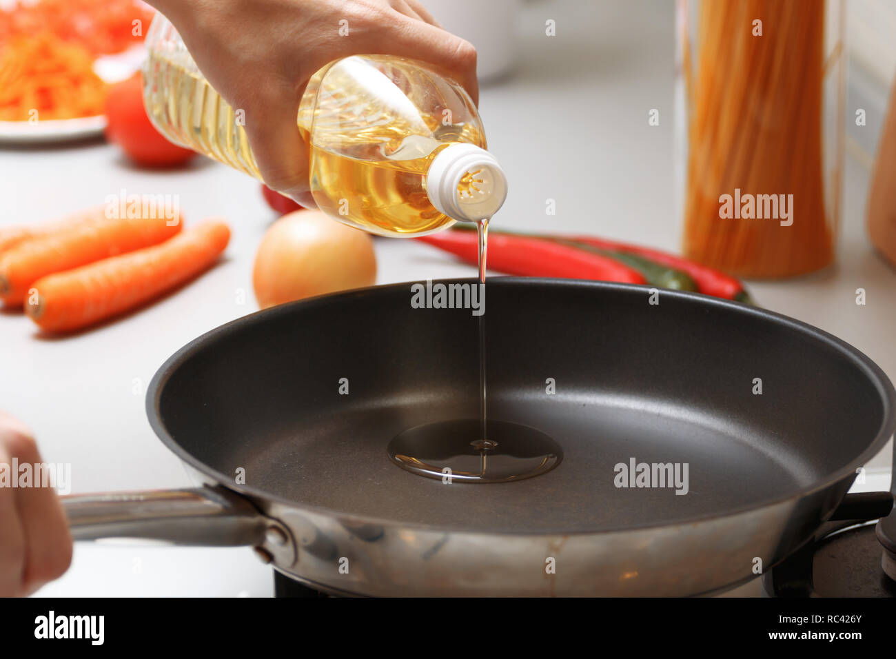 Oil pouring into a pan hi-res stock photography and images - Alamy