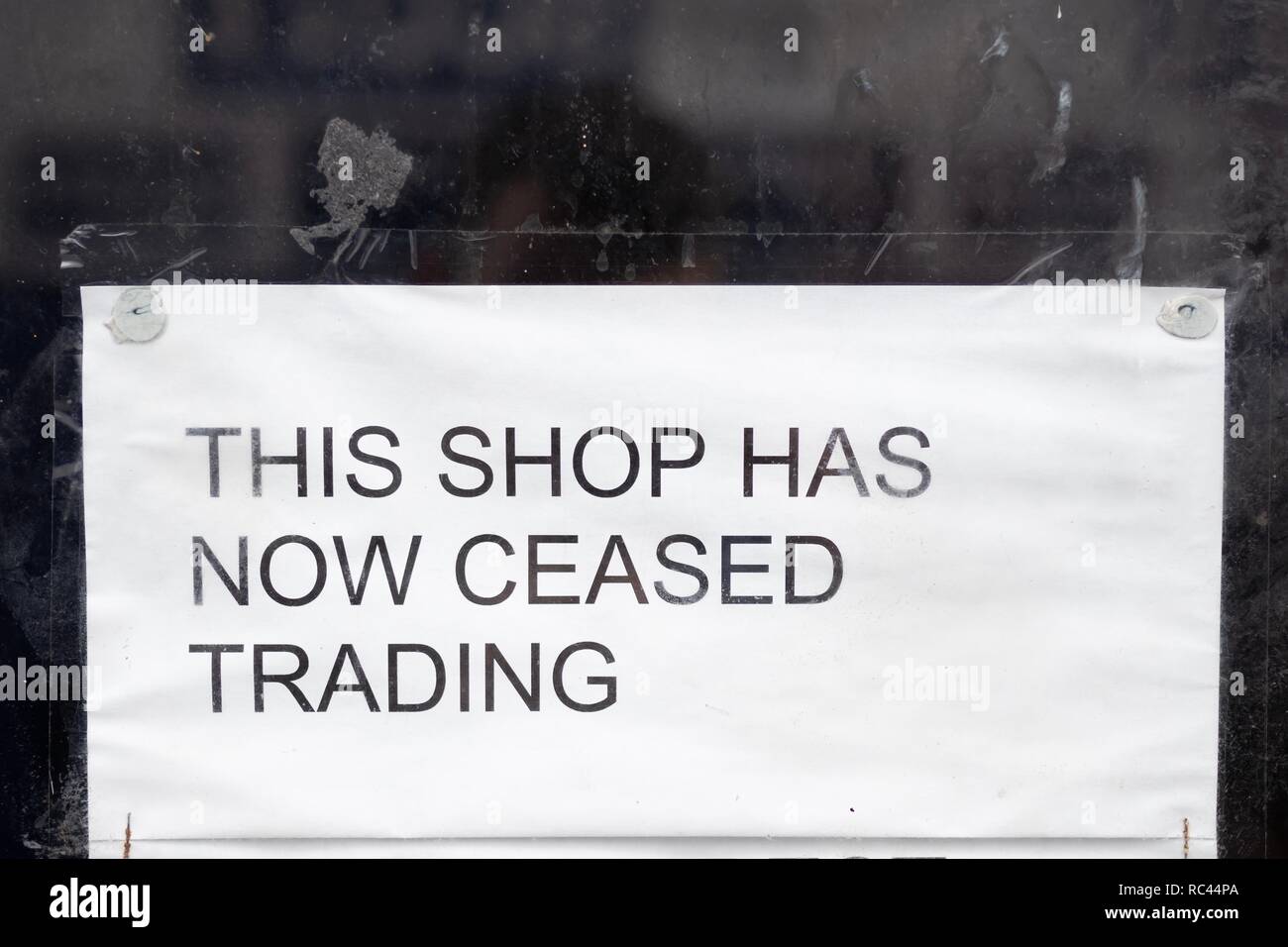 A sign saying a shop has ceased trading Stock Photo - Alamy