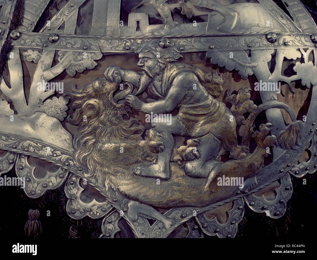 DETALLE DEL ARNES ECUESTRE DE CARLOS V - HERCULES Y EL LEON DE NEMEA ...