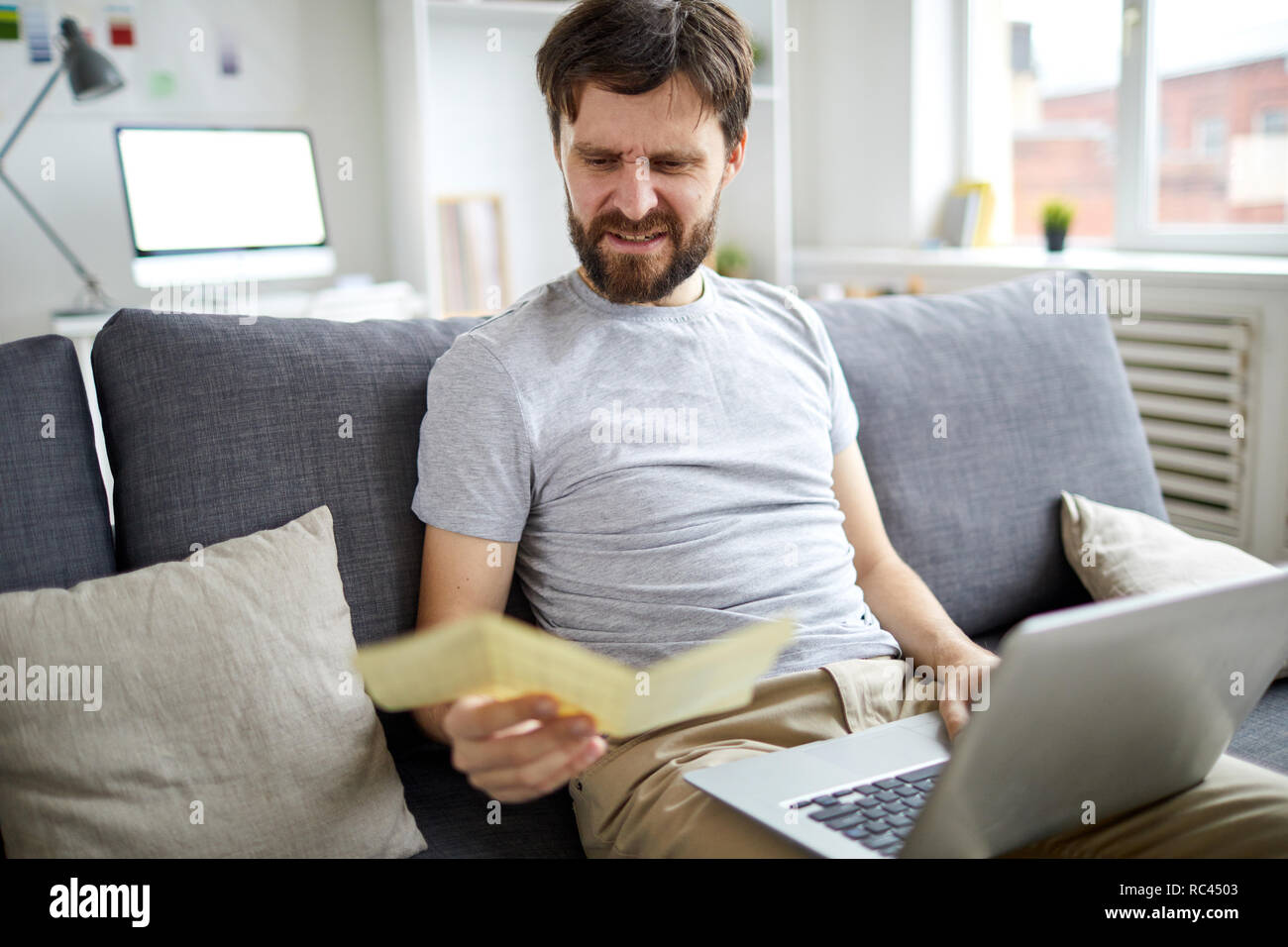 Embarrassed employee hi-res stock photography and images - Alamy