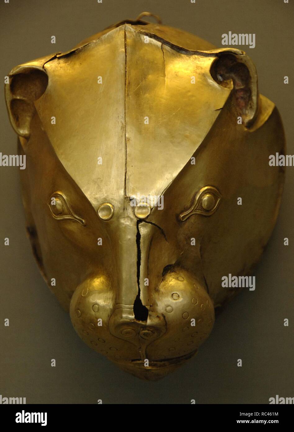 Mycenaean art. Greece. Rhyton as lion's head embossed in gold foil ...