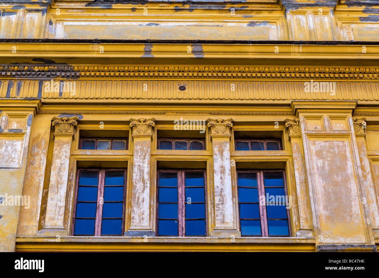 windows of ancient buildings of Rome Stock Photo - Alamy