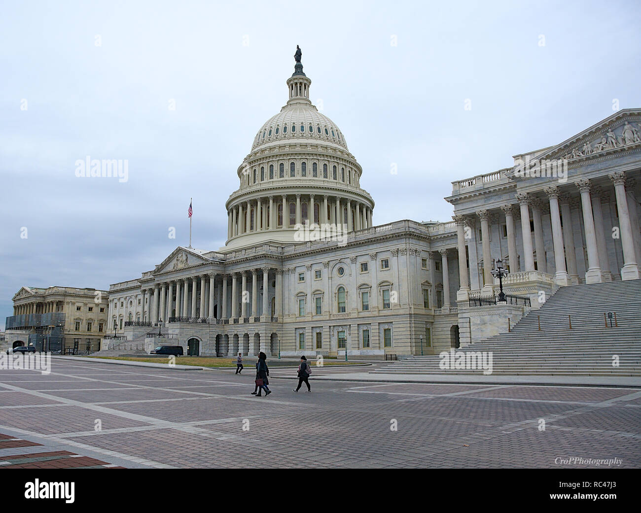 Right side angle view of US Capitol building with overcast sky Stock ...
