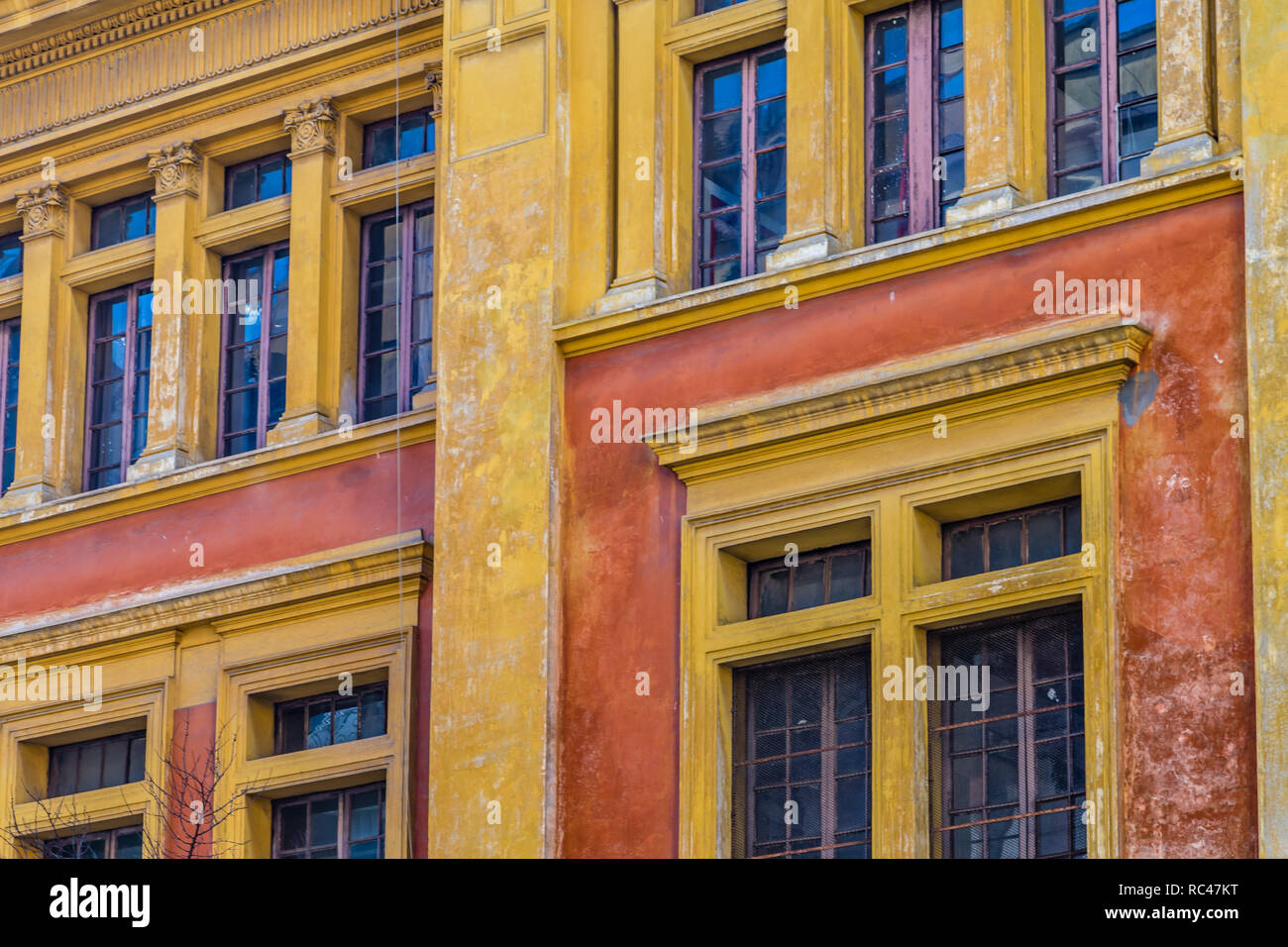 windows of ancient buildings of Rome Stock Photo - Alamy
