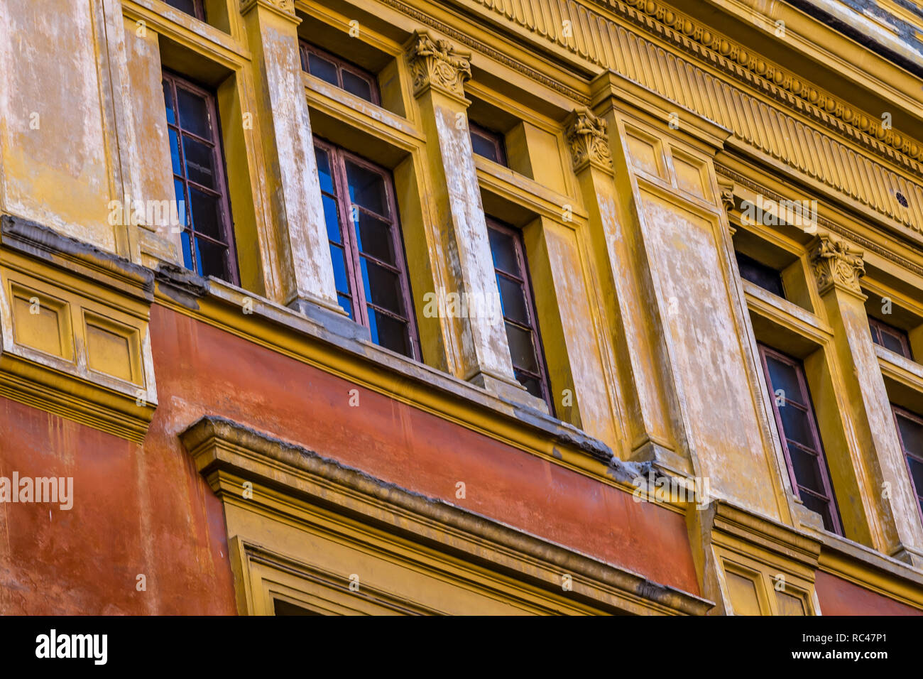 windows of ancient buildings of Rome Stock Photo - Alamy