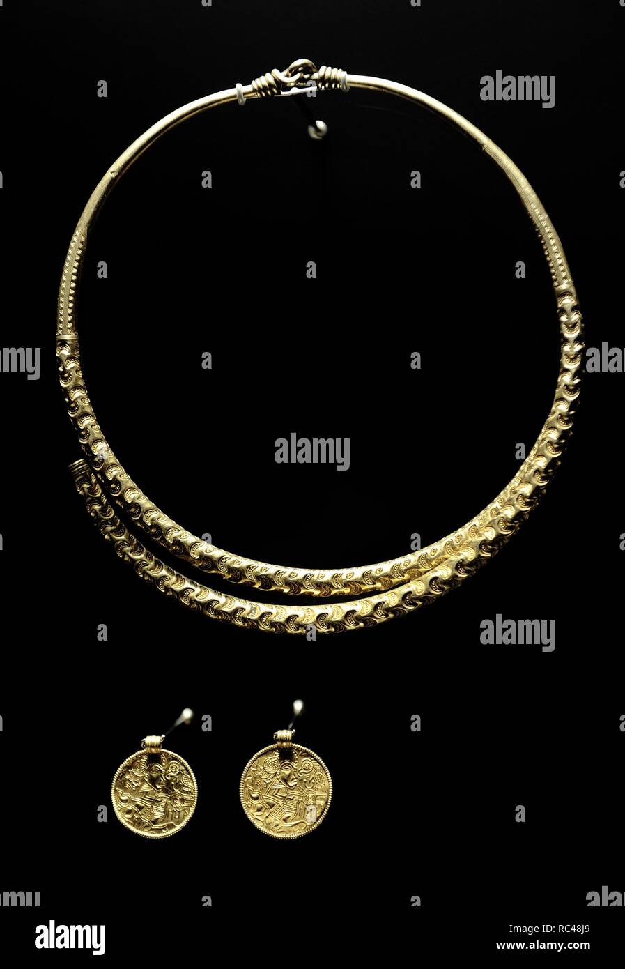 Gudme. Home of the gods. 3rd-7th century. Gold jewerly. Golden neck ...