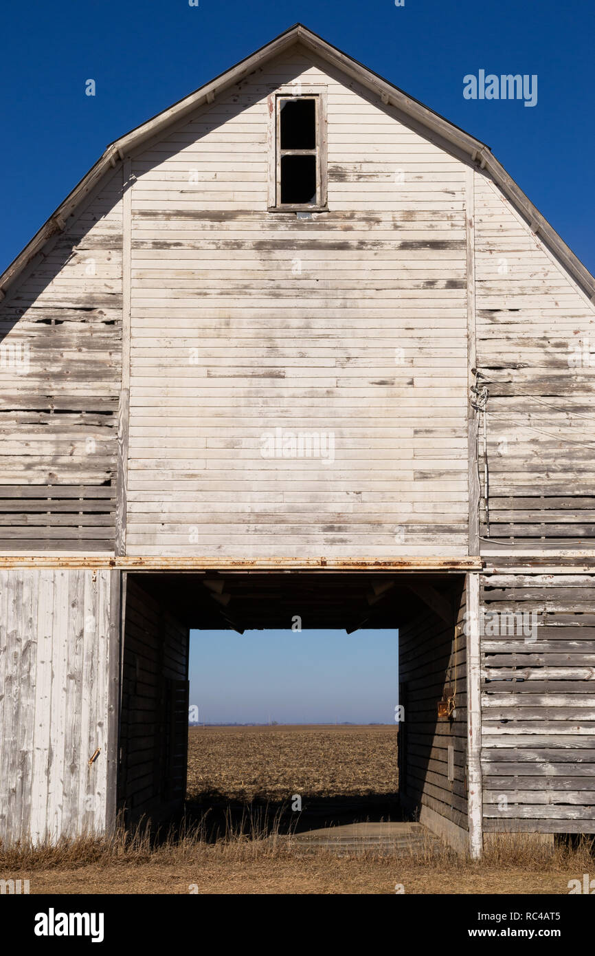 White wooden faded farm house hi-res stock photography and images - Alamy