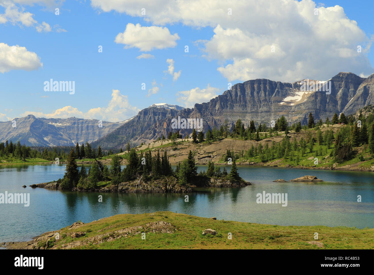 Rock Isle Lake and reflection, Sunshine Meadows in Banff National Park ...