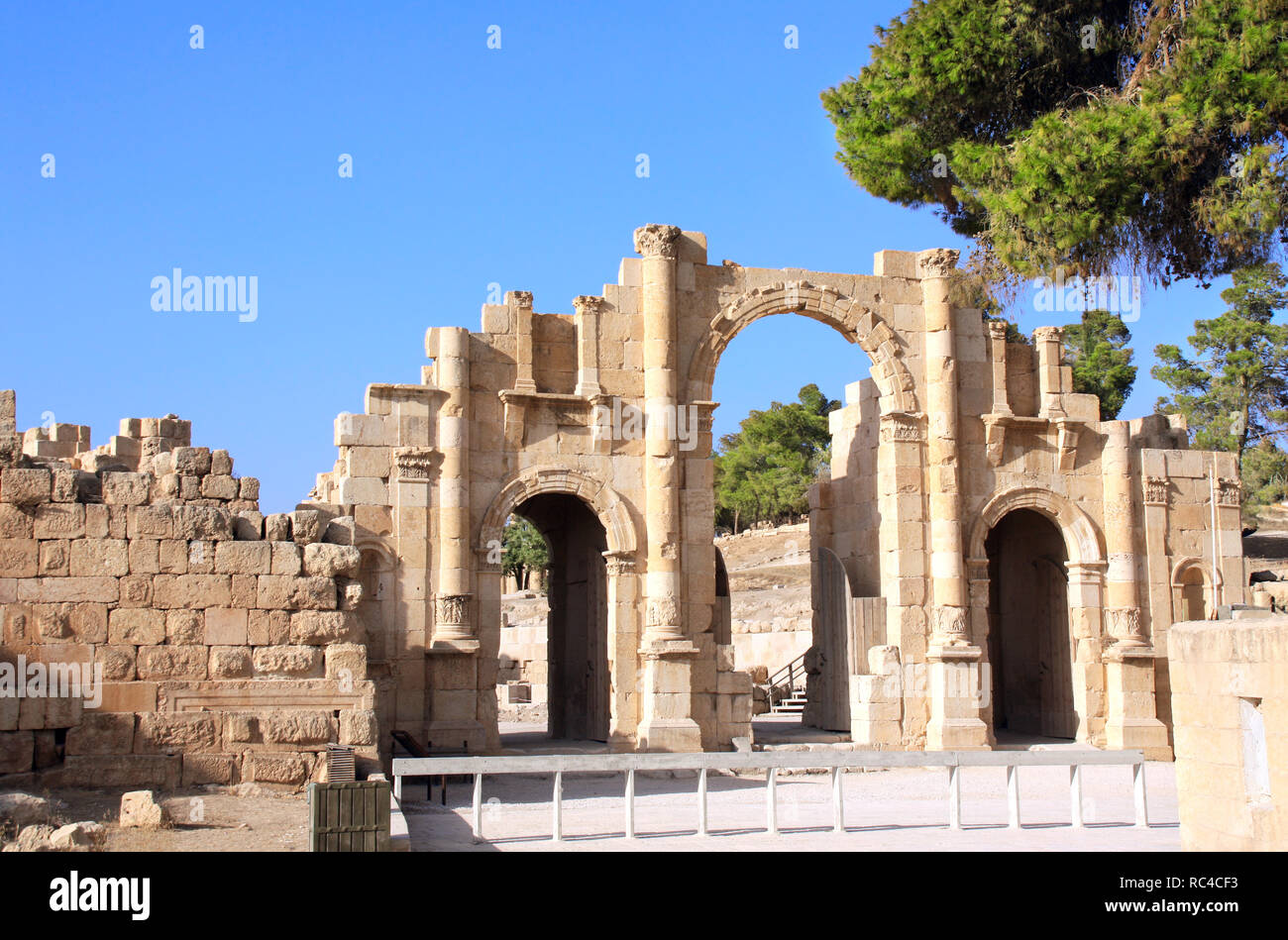 Triumphal arch jerash jordan hi-res stock photography and images - Alamy