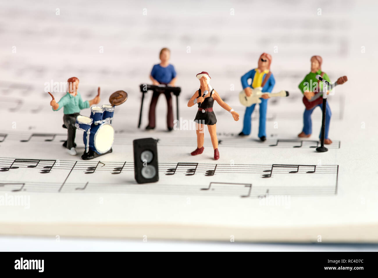 Miniature people hi-res stock photography and images - Alamy