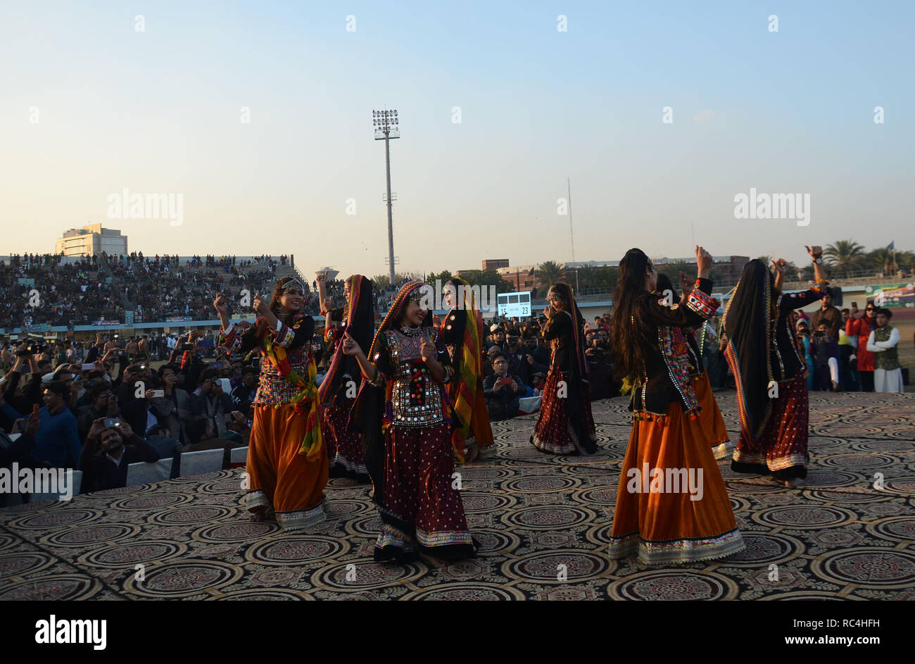 Lahore, Pakistan. 13th Jan, 2019. Pakistan artists performing dance ...