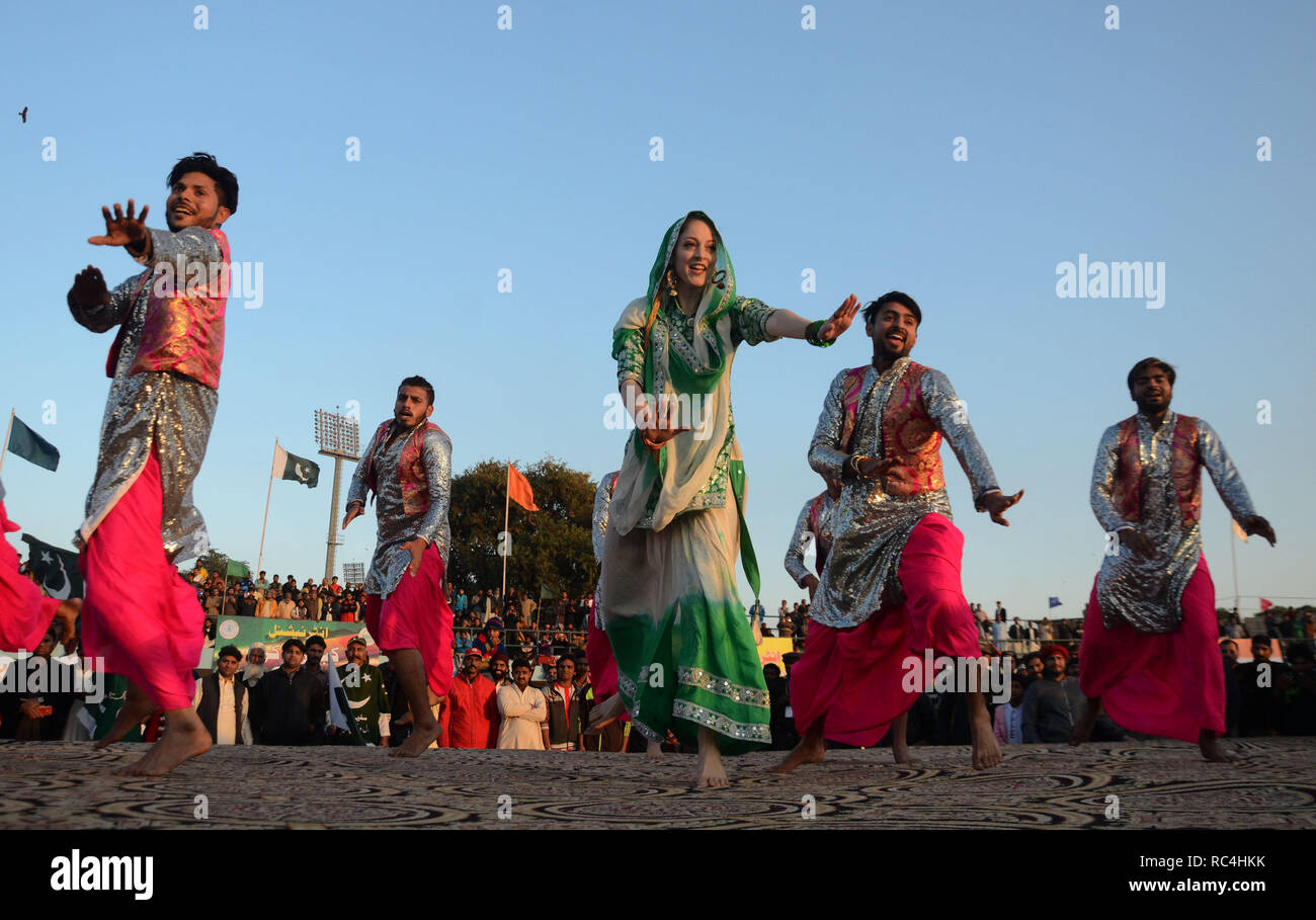 Lahore, Pakistan. 13th Jan, 2019. Pakistan artists performing dance ...