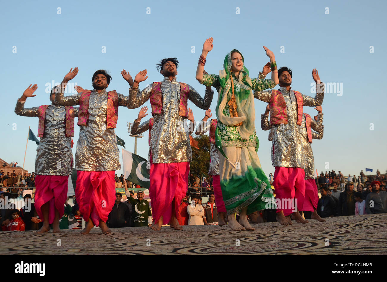 Lahore, Pakistan. 13th Jan, 2019. Pakistan artists performing dance ...