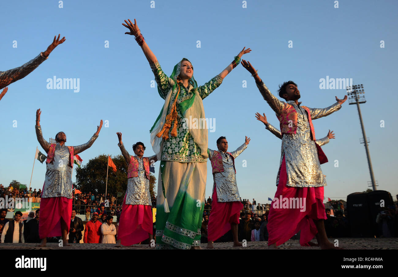 Lahore, Pakistan. 13th Jan, 2019. Pakistan artists performing dance ...