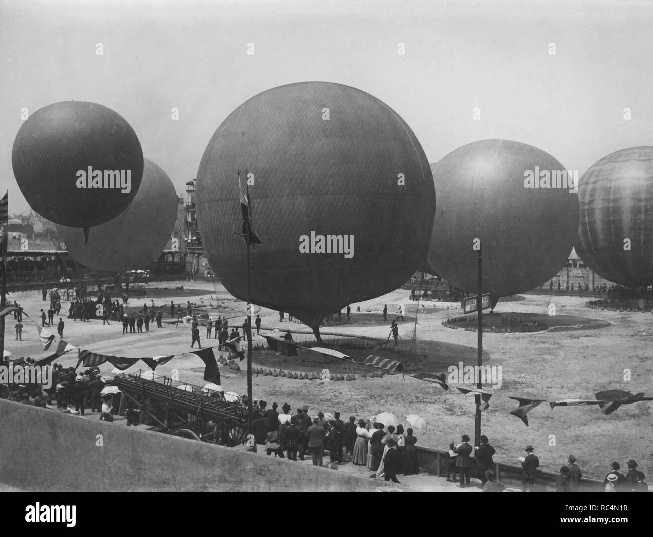 Concurso de globos hi-res stock photography and images - Alamy
