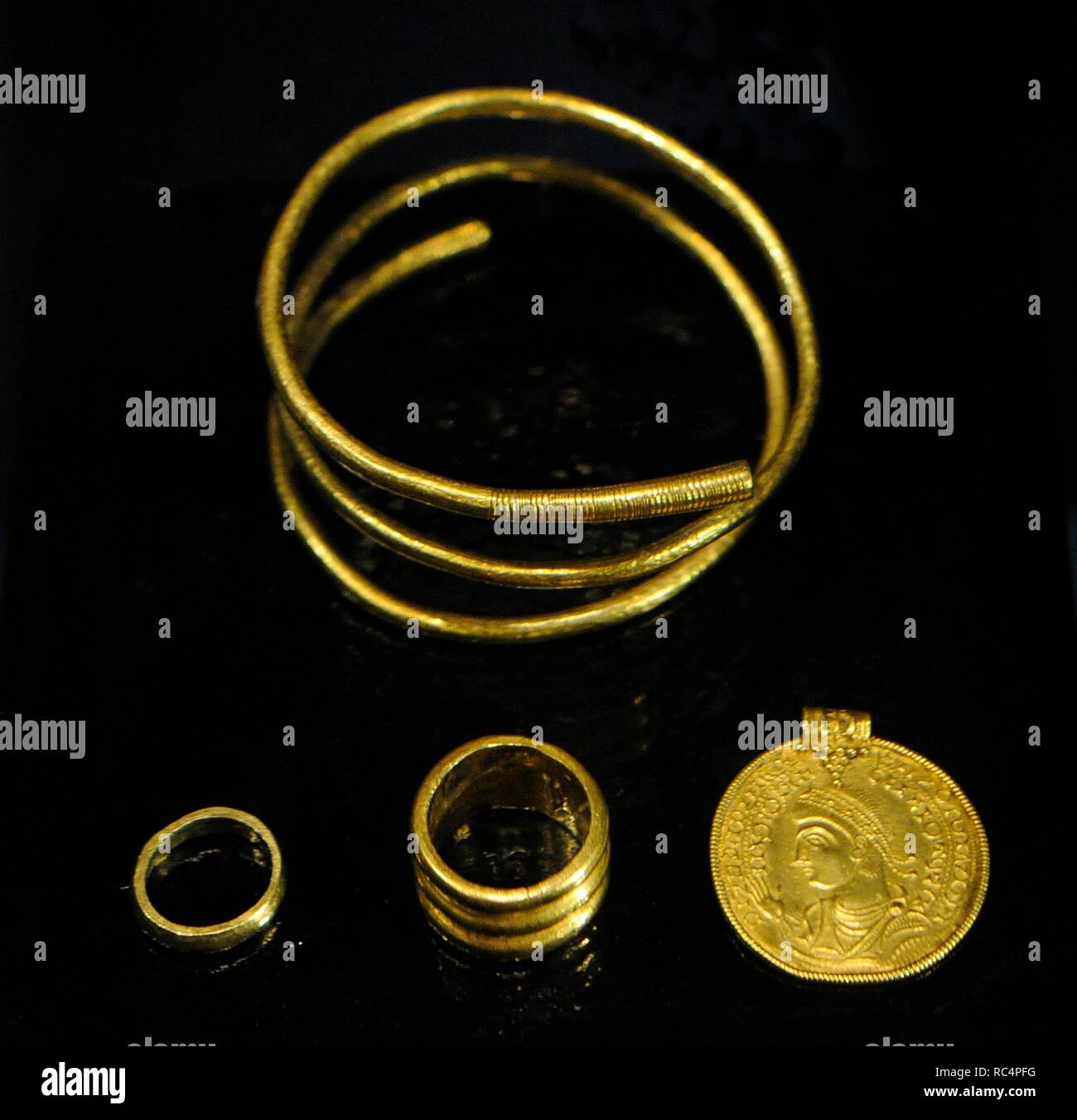 Roman Iron Age (c.1-c.400 CE). Rings, bracelet and gold beads found in ...