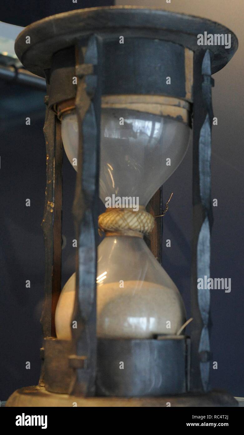 Hourglasses hi-res stock photography and images - Alamy