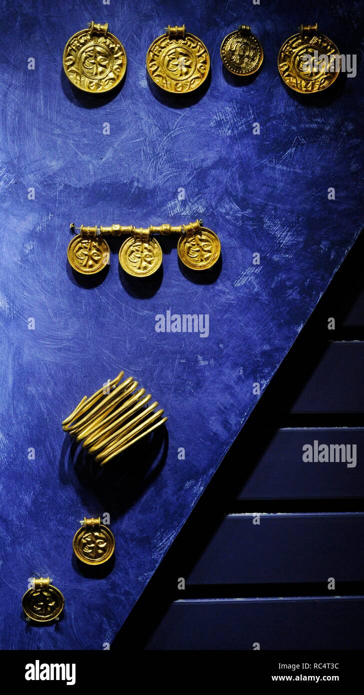 Viking coins and jewellery hi-res stock photography and images - Alamy