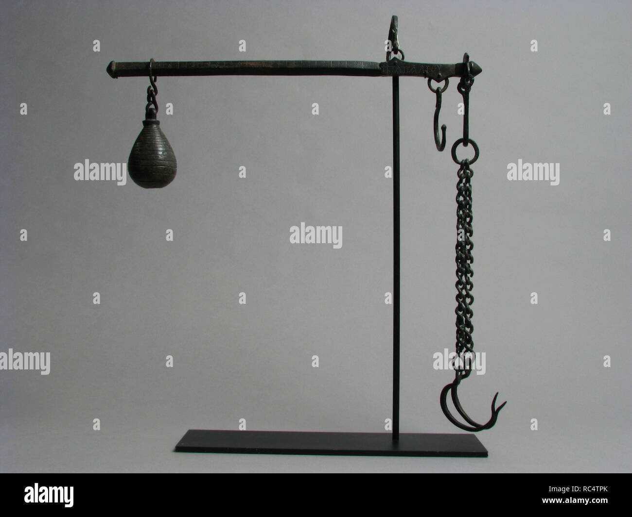 Steelyard balance scales hi-res stock photography and images - Alamy