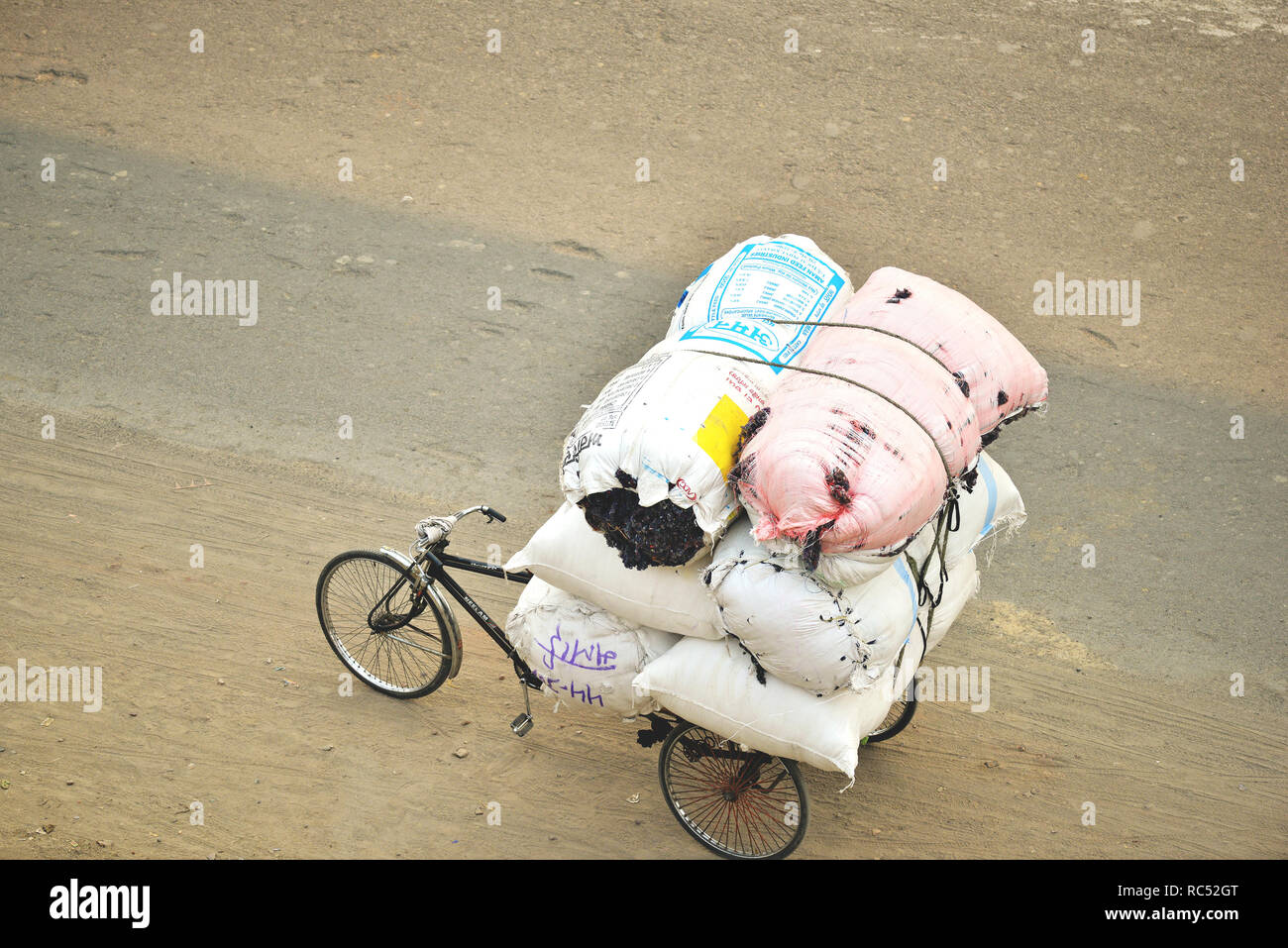 Loaded Rickshaw on Delhi road Stock Photo - Alamy