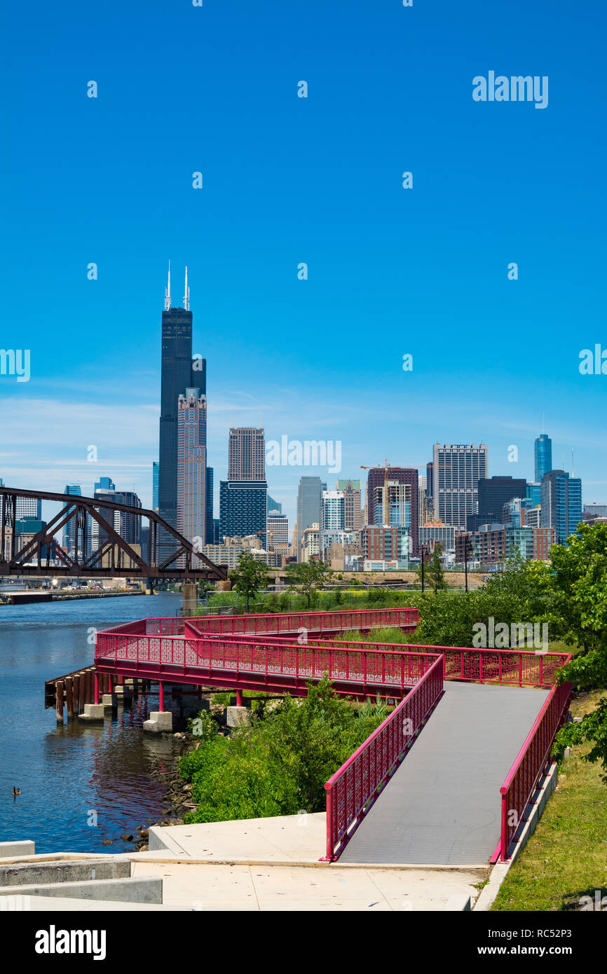 Chicago skyline from chinatown bridge hi-res stock photography and ...