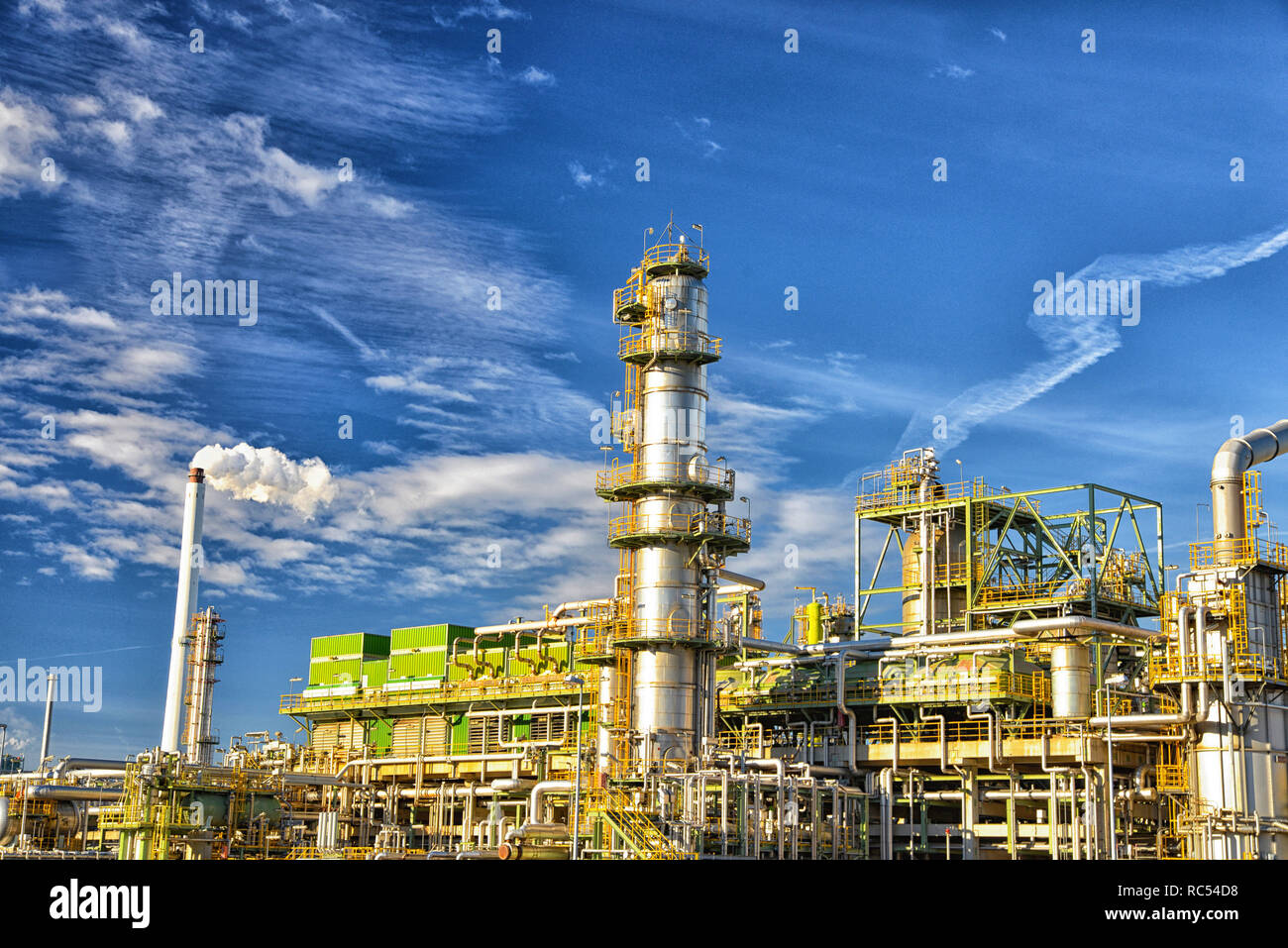 chemical industry - refinery building for the production of fuels Stock ...