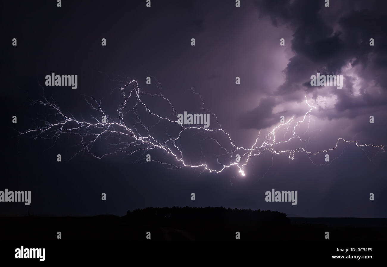 Forked lightning strike tree hi-res stock photography and images - Alamy