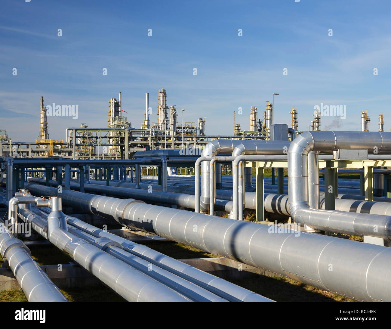 Refinery pipelines hi-res stock photography and images - Alamy