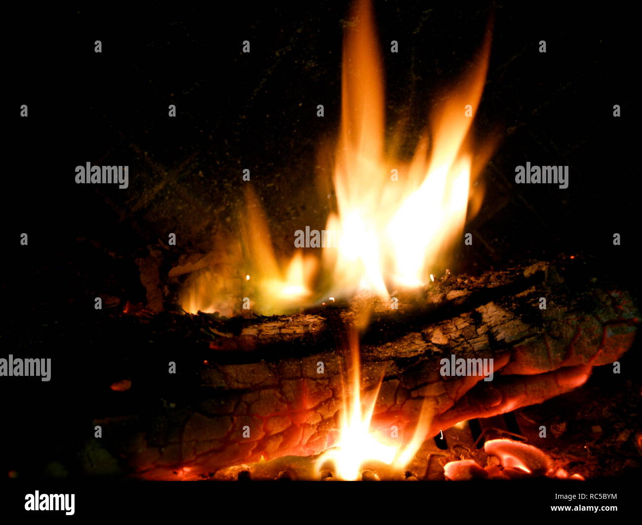 Chimenea encendida hi-res stock photography and images - Alamy