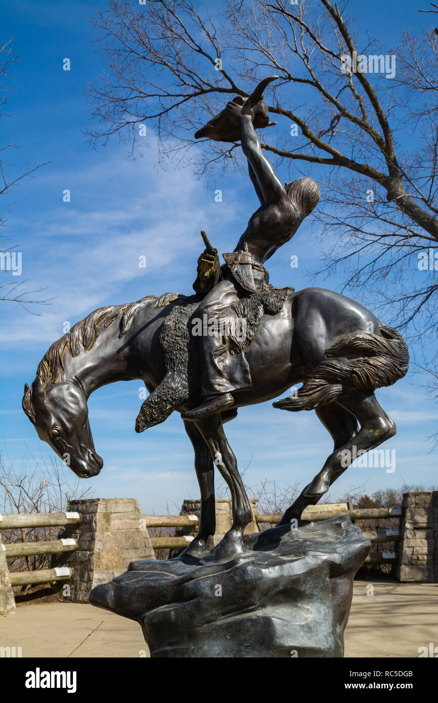 American indian on horse statue hi-res stock photography and images - Alamy