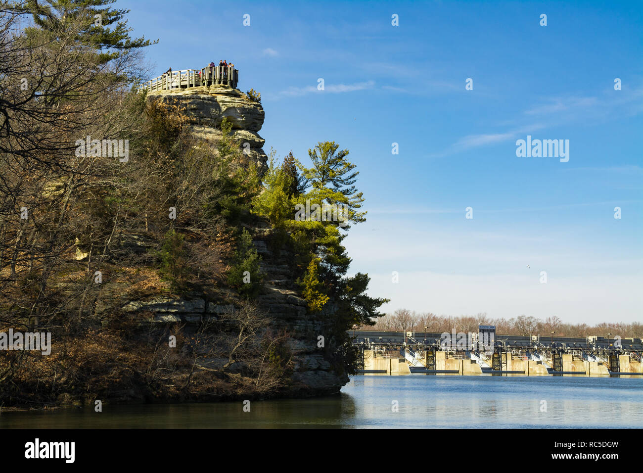 Eagle Cliff Overlook on the Illinois River with Lock and Dam No. 6 in ...