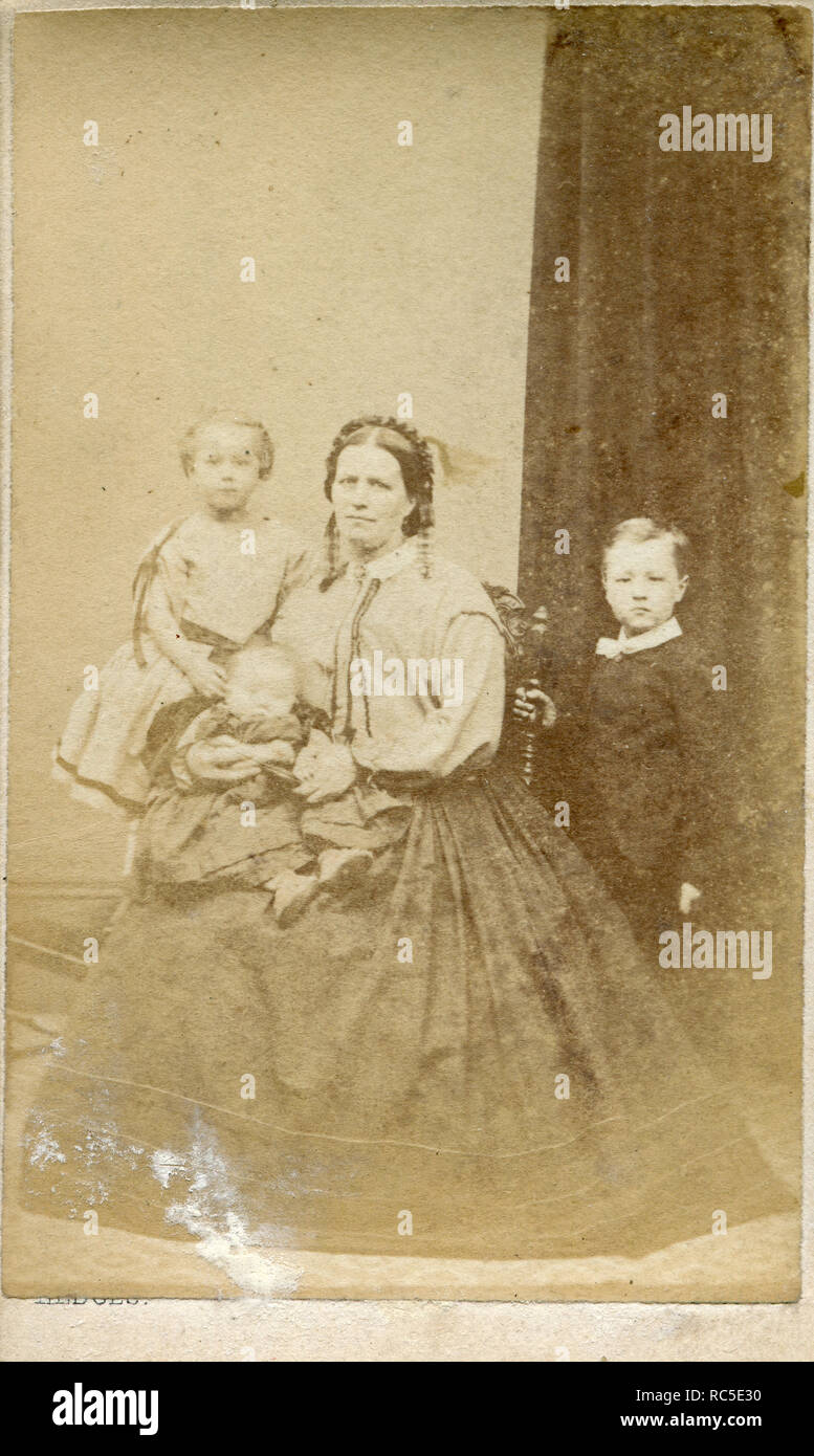 Cabinet card picture hi-res stock photography and images - Alamy