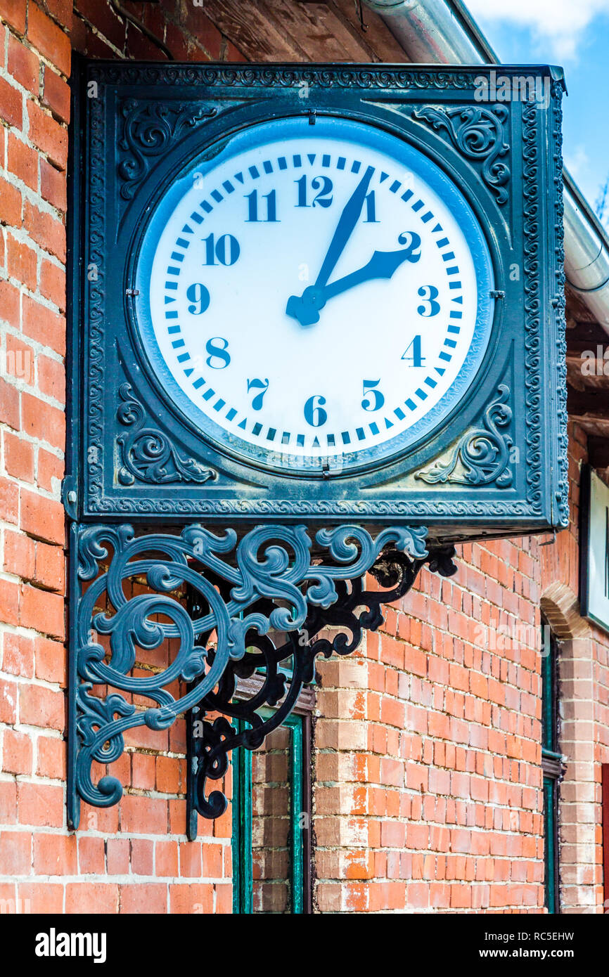 Vintage railway station wall clock hi-res stock photography and images ...