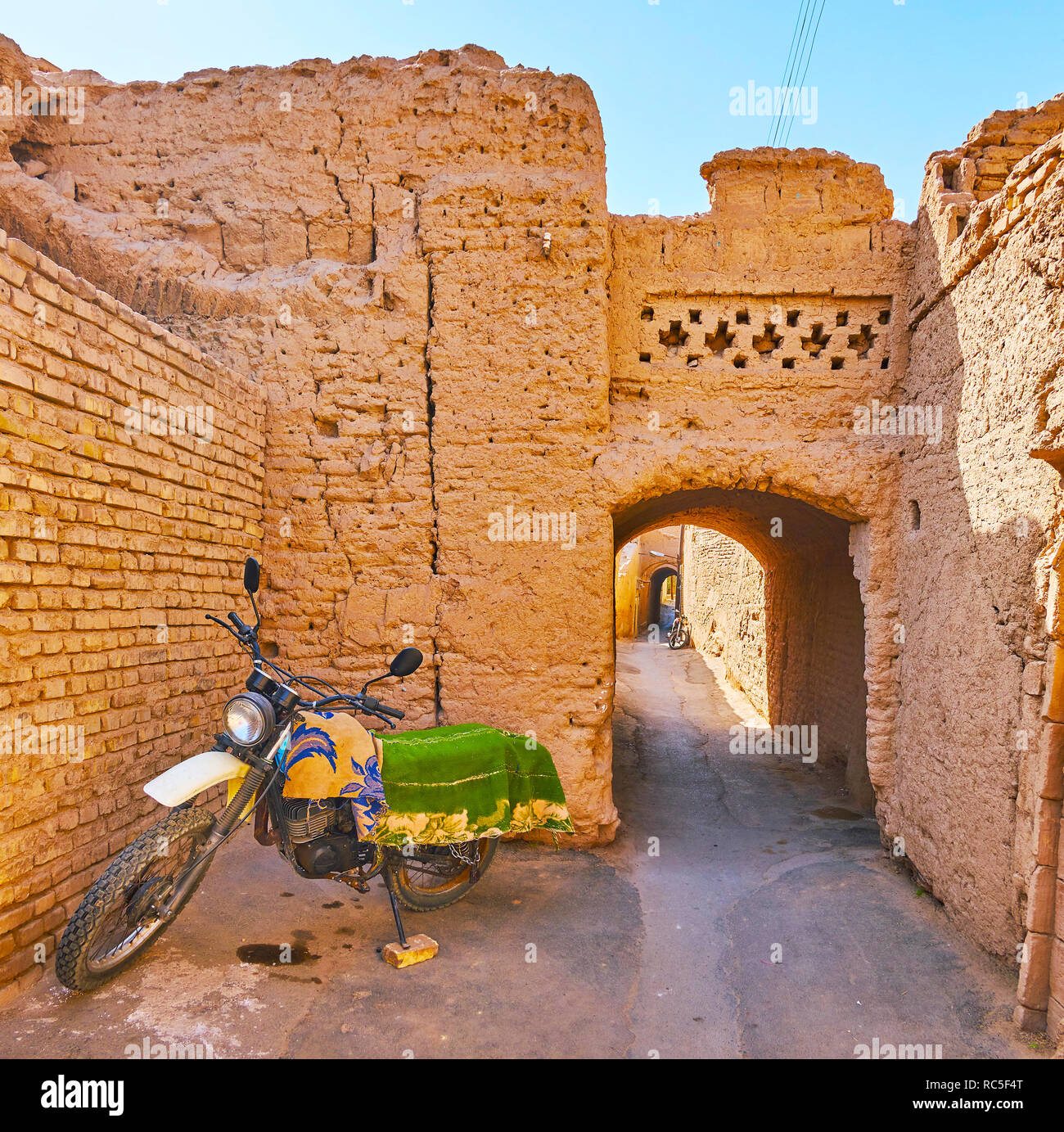 Old street in yazd iran hi-res stock photography and images - Alamy