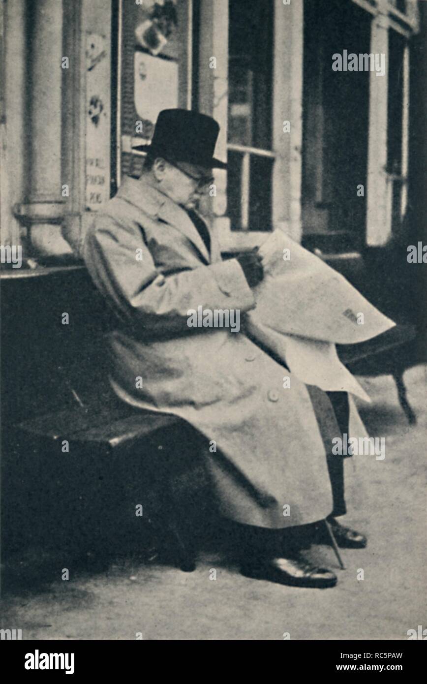 Man reading newspaper 1940s hi-res stock photography and images - Alamy