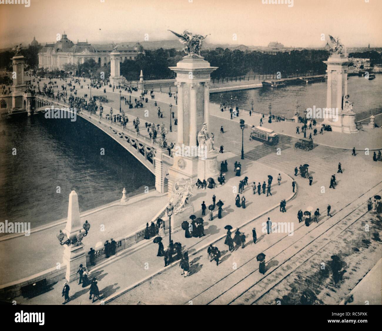 Le pont alexandre iii hi-res stock photography and images - Alamy