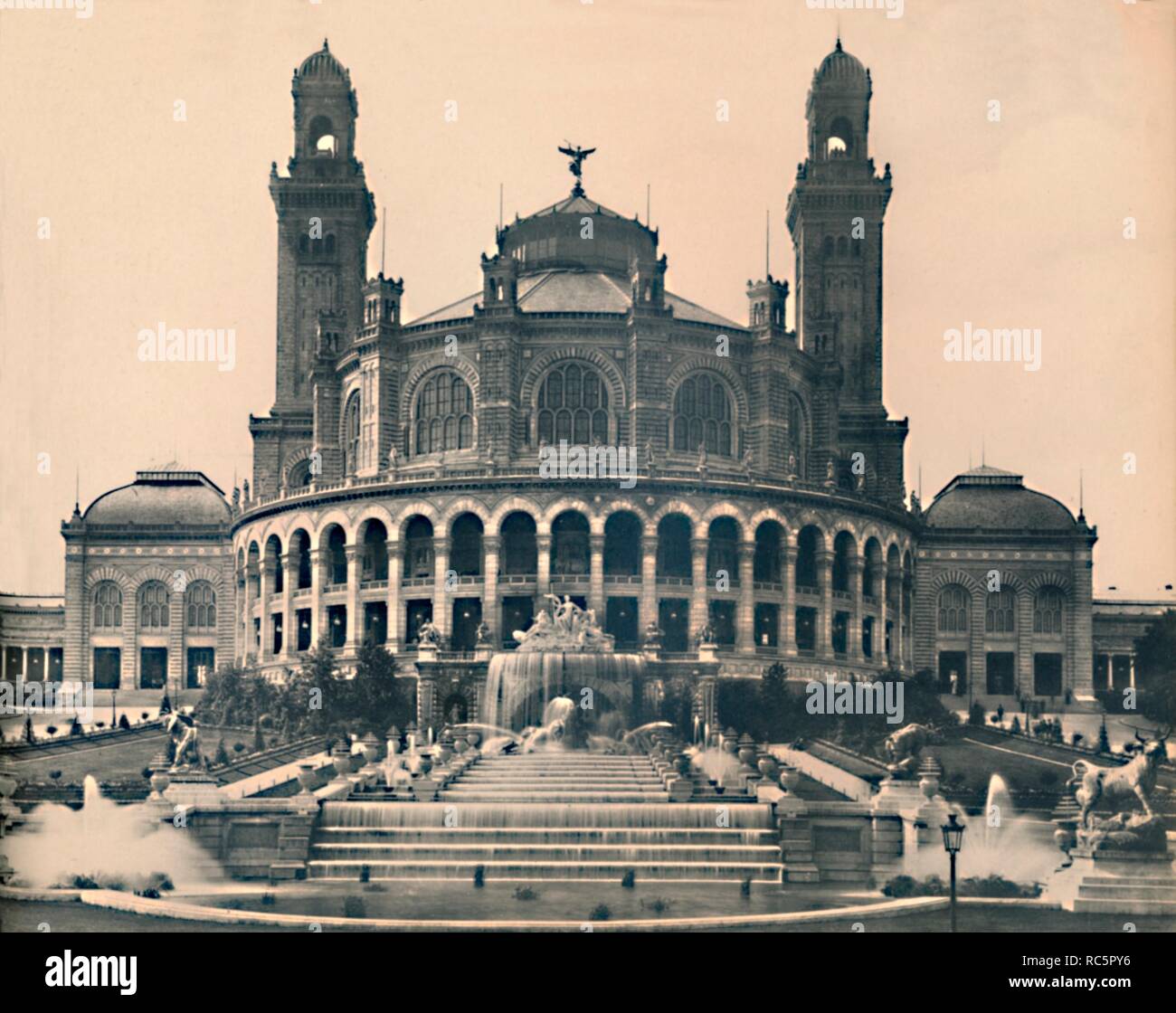 Palais du trocadero hi-res stock photography and images - Alamy