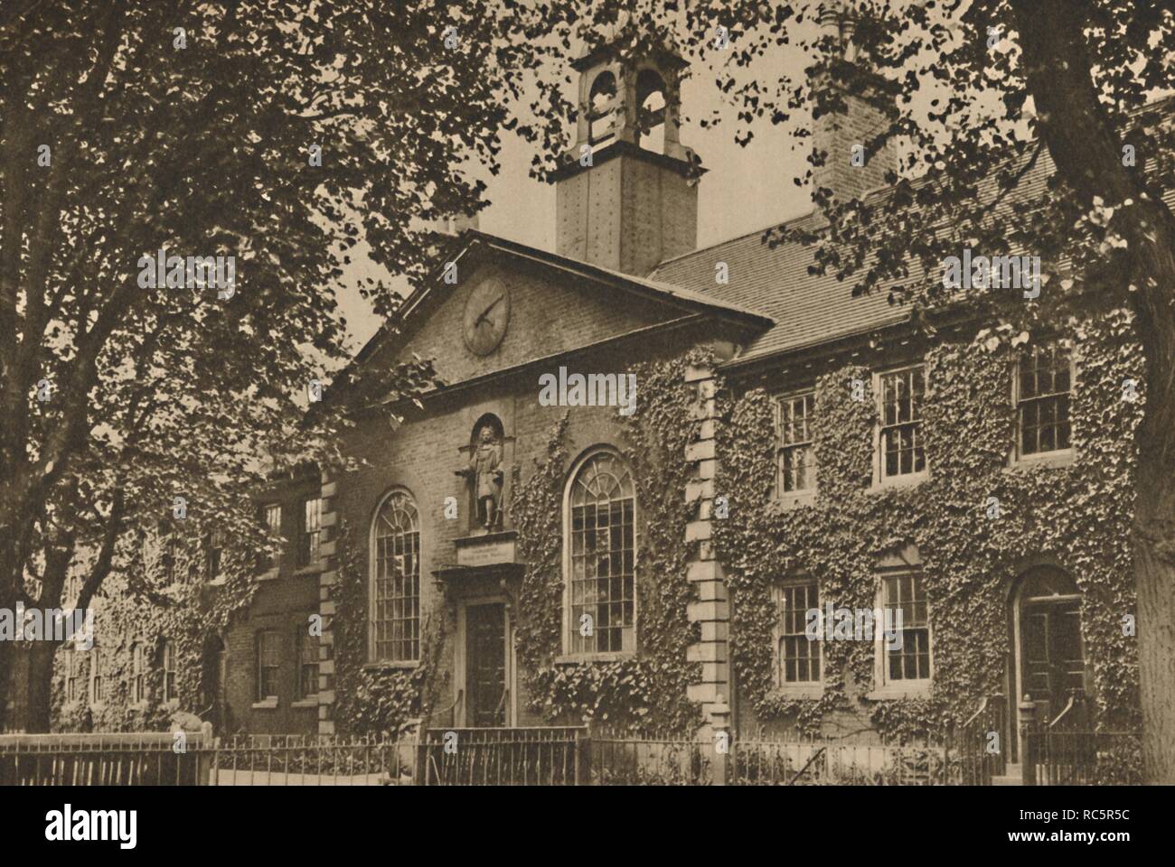 Almshouses hi-res stock photography and images - Alamy