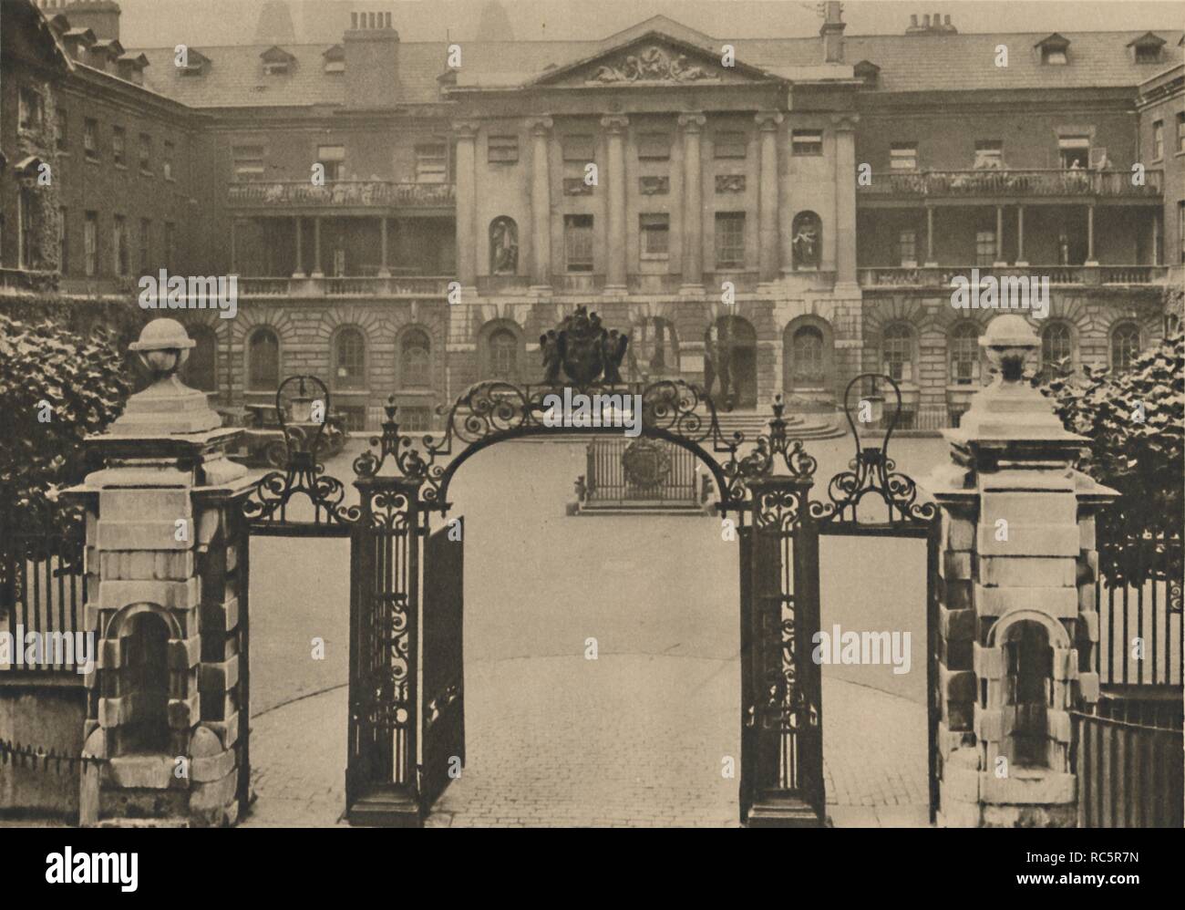 'Entrance to Guy's Hospital with the Founder's Statue in the Centre of ...