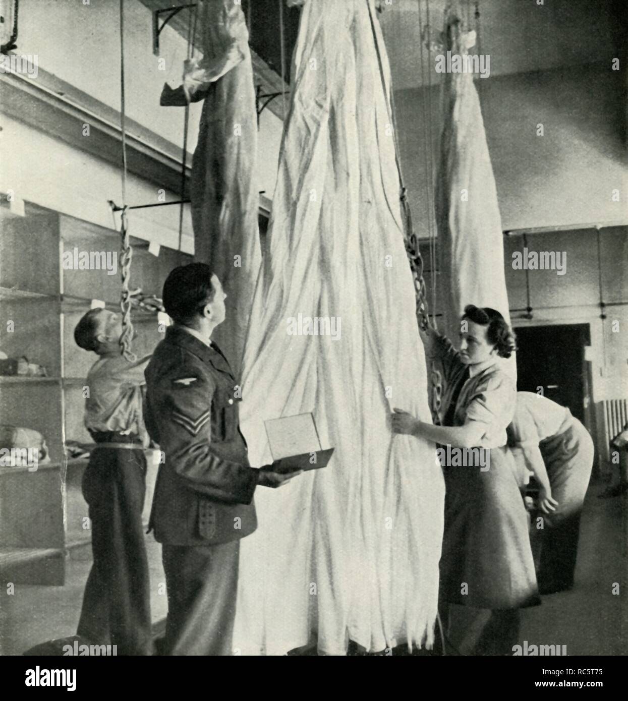 Parachute wwii hi-res stock photography and images - Alamy