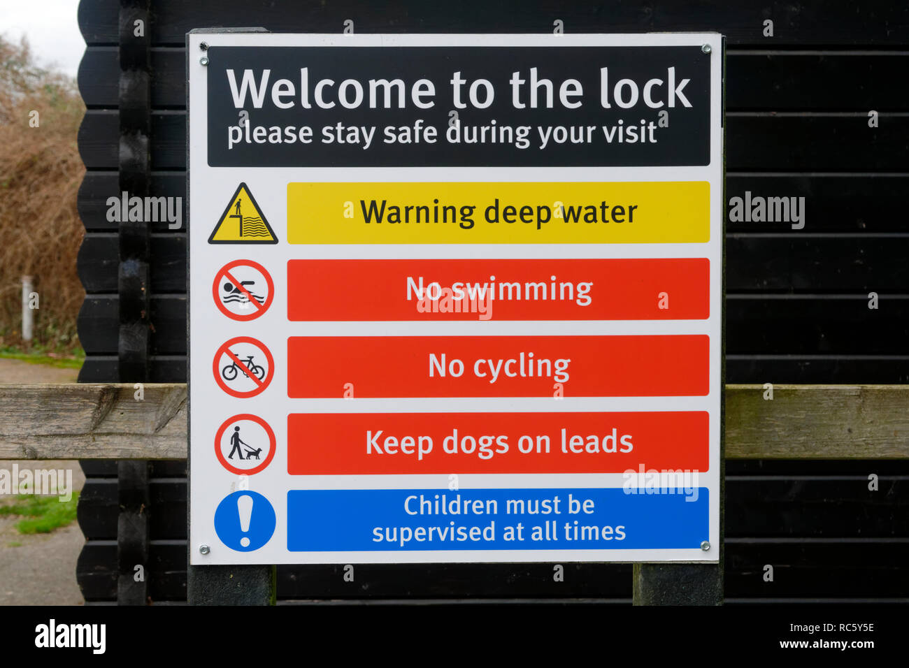 Lock warning sign, Thamesmead, Surrey, United Kingdom Stock Photo - Alamy