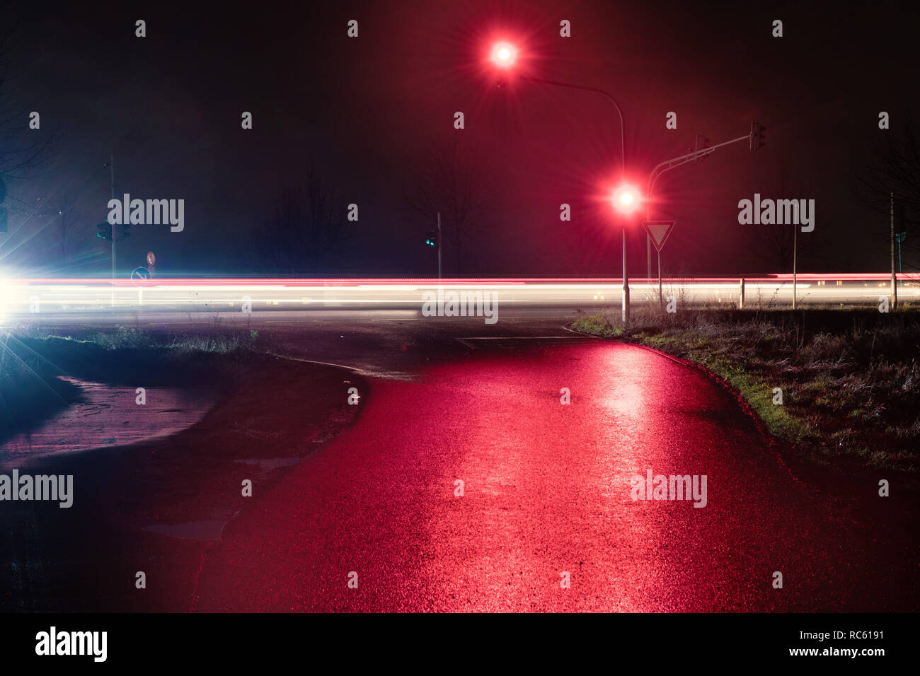 Red light on semaphore night hi-res stock photography and images - Alamy