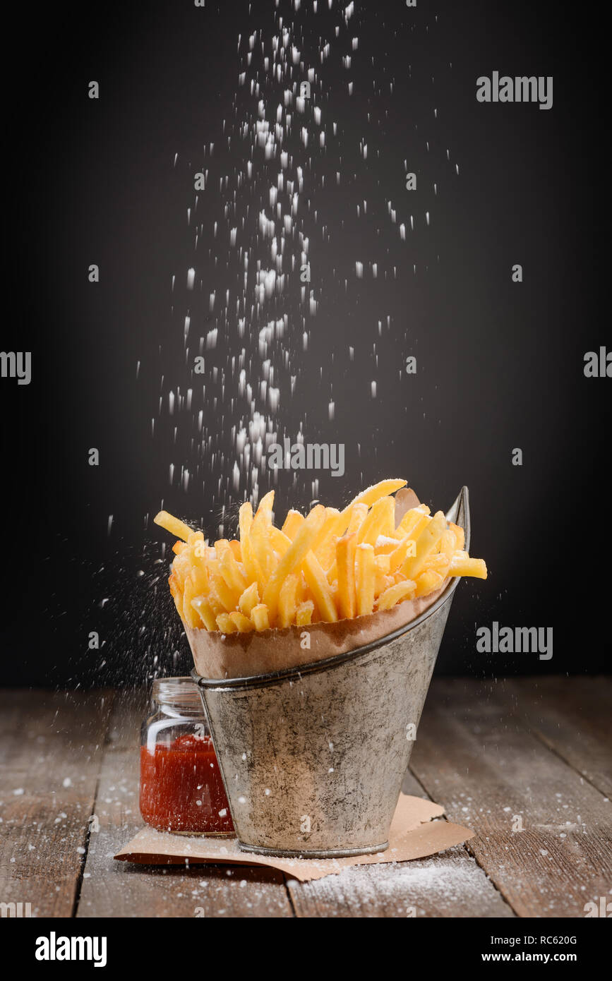 Hand sprinkling salt to food hi-res stock photography and images - Alamy