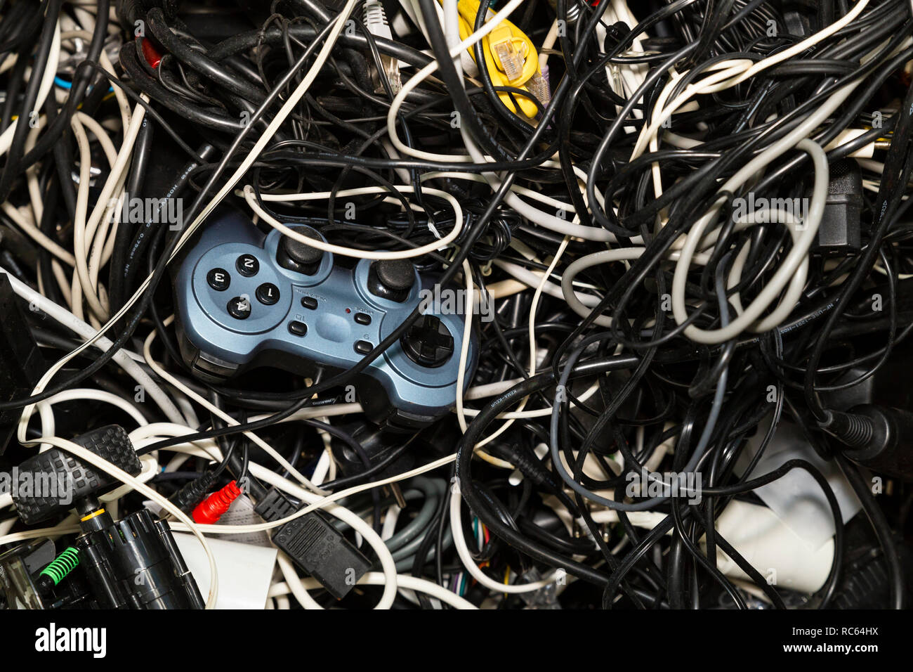 Electronic scrap hi-res stock photography and images - Alamy