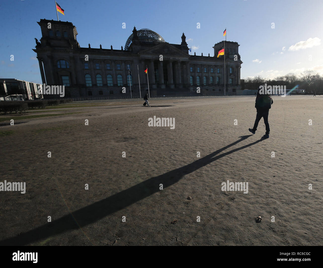 14 January 2019, Berlin: The low January sun produces long shadows at ...
